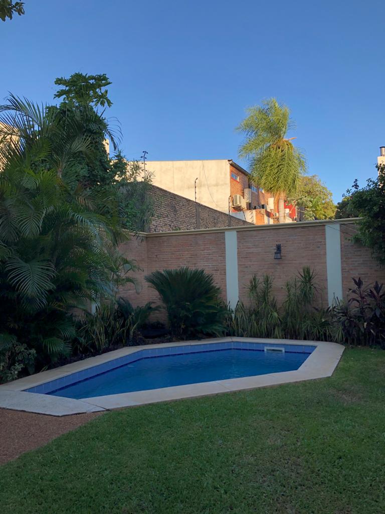 Alquilo amplia casa de 5 dormitorios con piscina en barrio Mburucuya. Ref #Z0F92 - infocasas.com.py