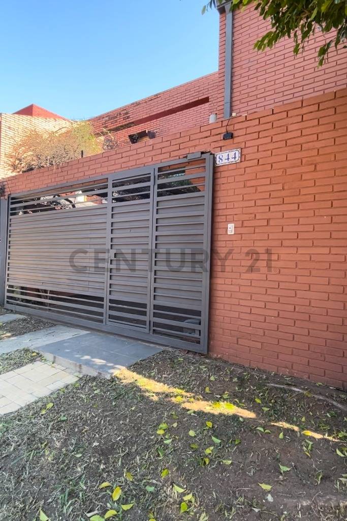 VENDO DUPLEX EN EL CORAZON DEL BARRIO LOS LAURELES. Ref #E2FFE6 - infocasas.com.py