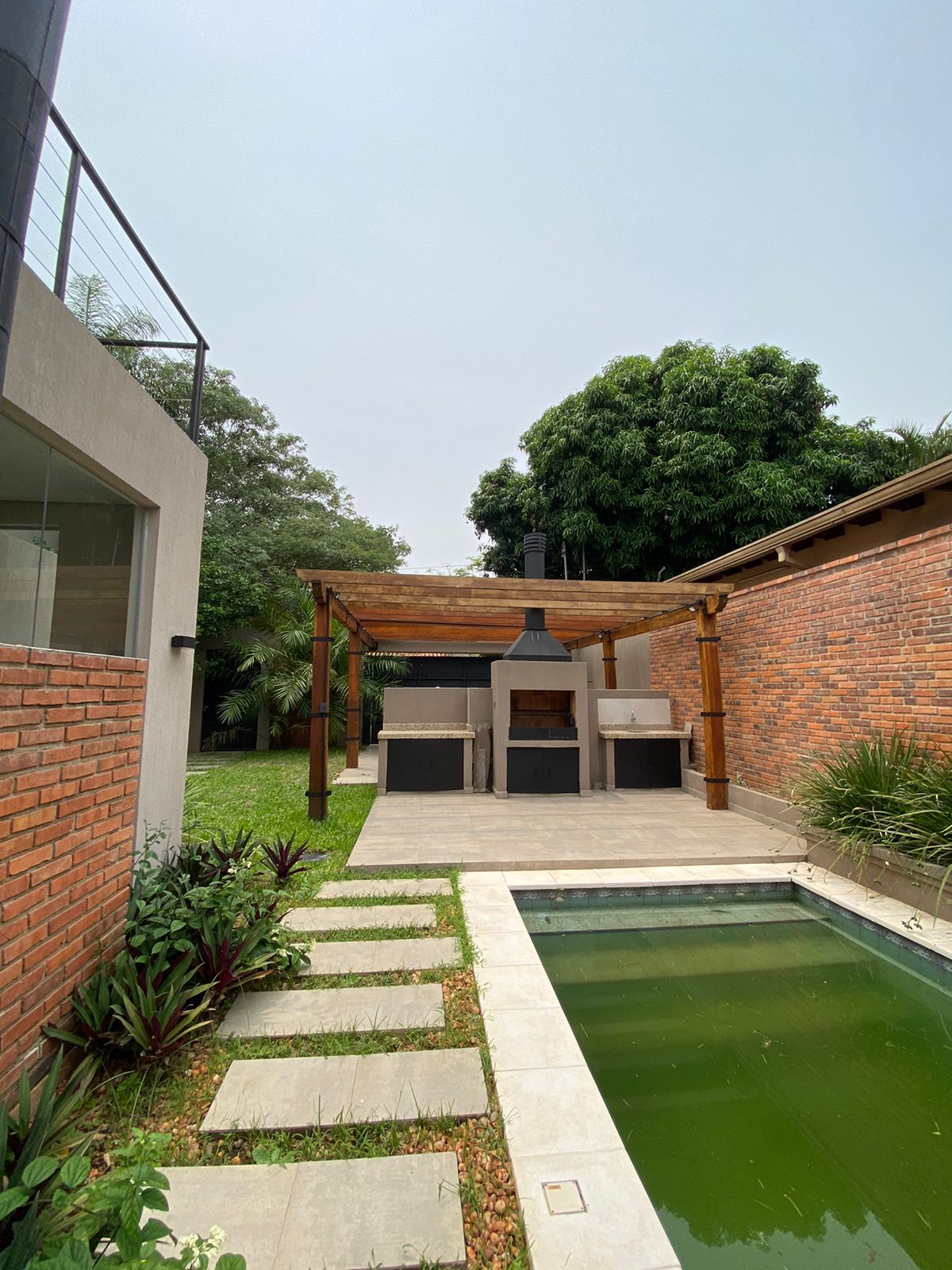 Vendo Residencia Con Amplia Iluminación Natural! Barrio Mburucuya. Ref #E14DC2