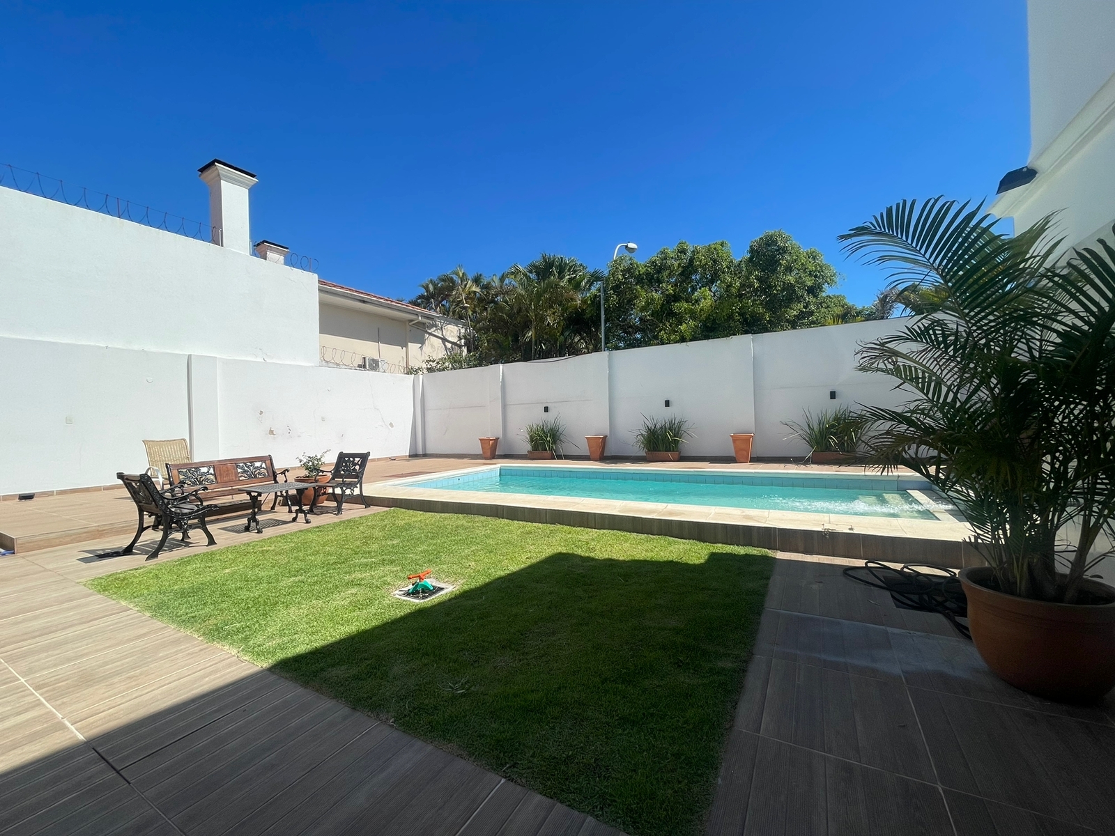 ALQUILO AMPLIA RESIDENCIA EN LOS LAURELES. Ref #J2B381 - infocasas.com.py