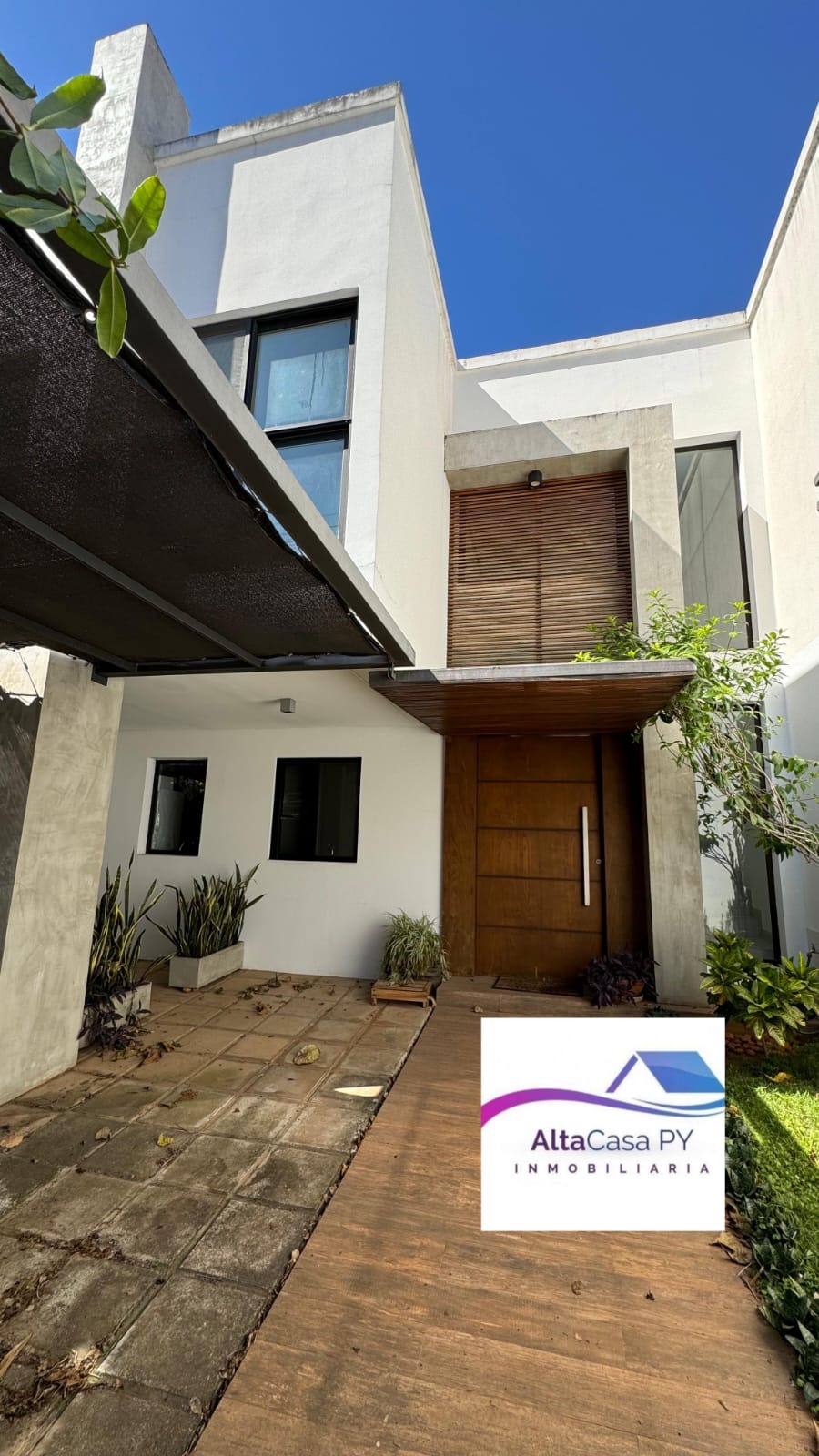 ALQUILO HERMOSA CASA ESTILO MODERNA EN LA MEJOR ZONA DE CARMELITAS . Ref #G4D93D - infocasas.com.py