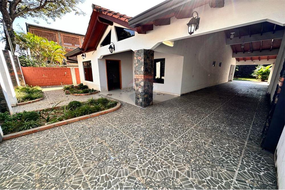 ALQUILO HERMOSA CASA FAMILIAR EN SAN LORENZO . Ref #Z57E7F - infocasas.com.py