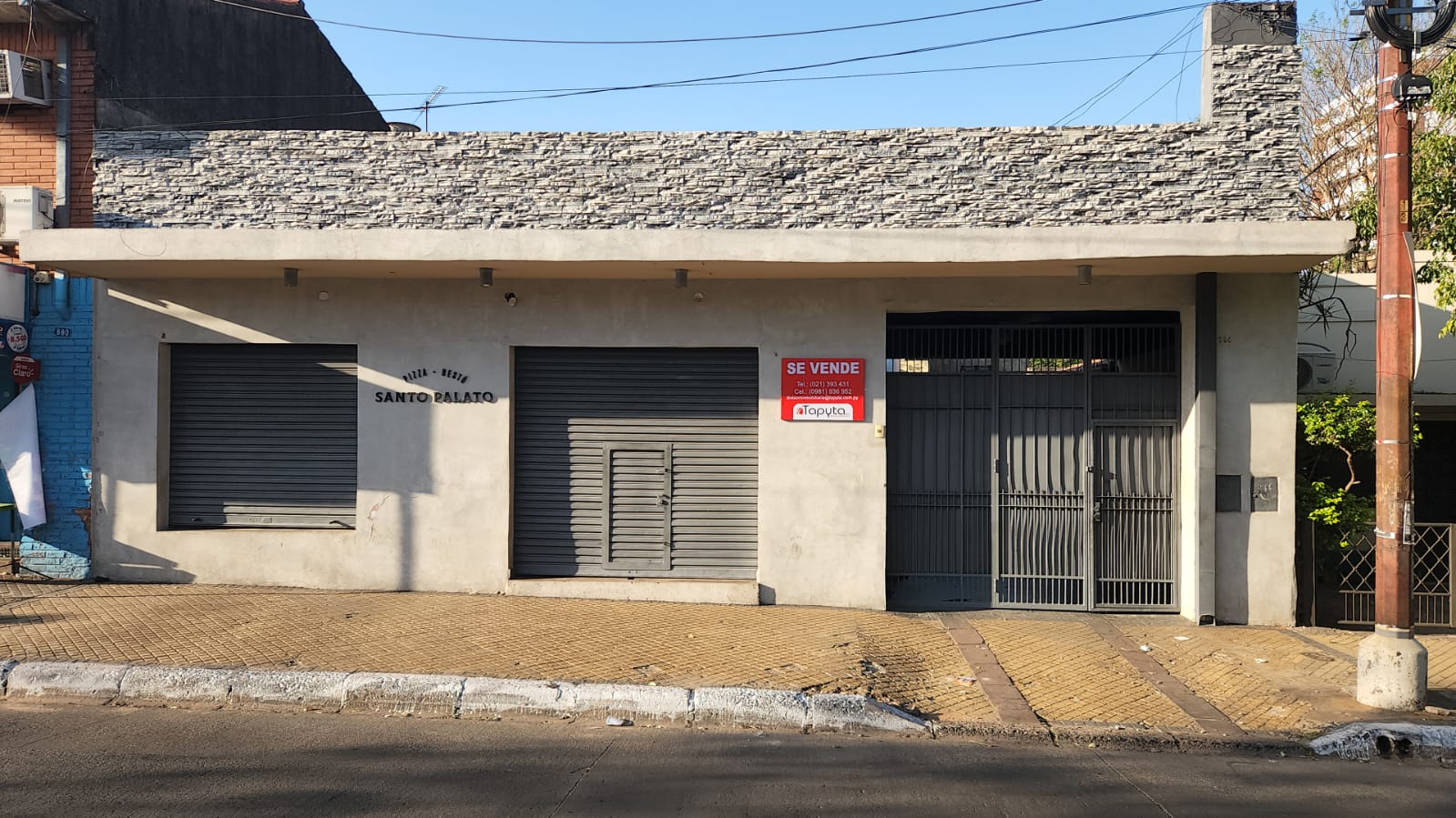 VENDO CASA A PASOS DEL COLEGIO CRISTO REY CON SALON COMERCIAL. Ref #Z86580 - infocasas.com.py