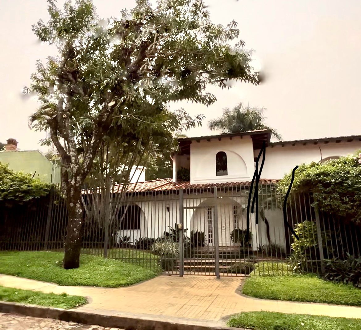 RESIDENCIA EN VENTA EN EL PRESTIGIOSO Bº MBURUCUYA. Ref #Z1251C - infocasas.com.py