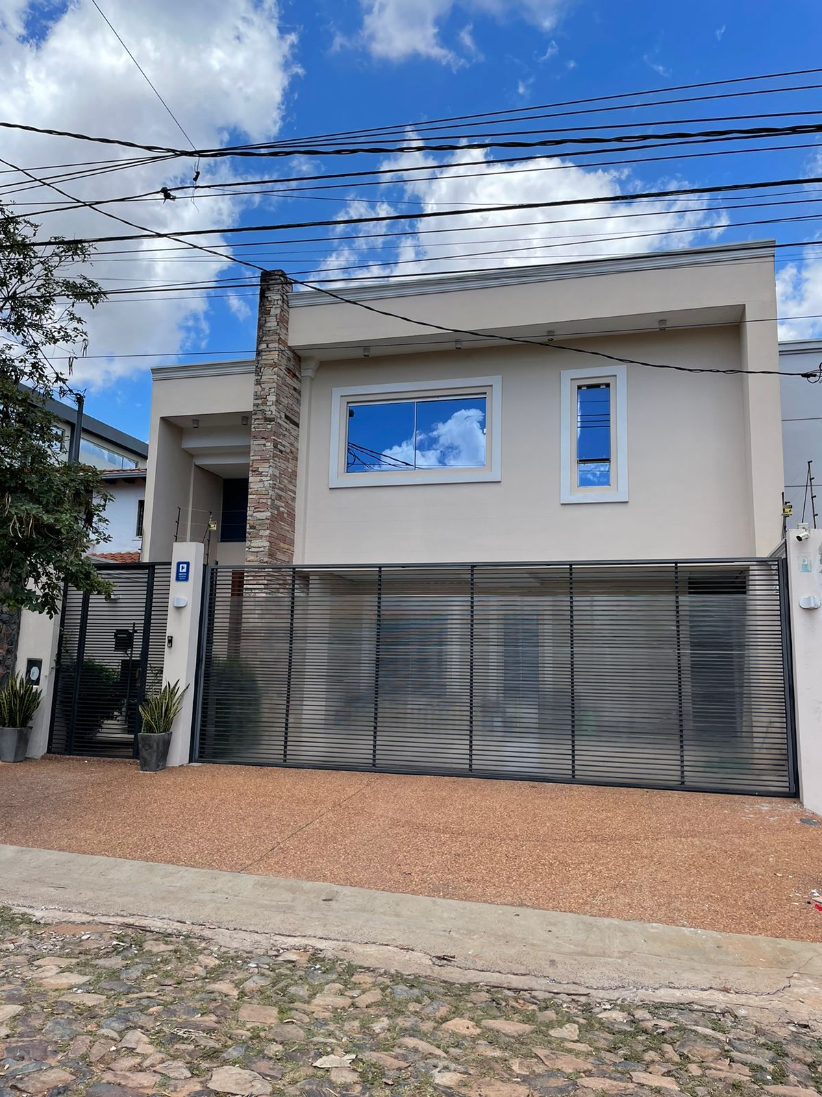 VENDO HERMOSA RESIDENCIA BARRIO LOS LAURELES. Ref #G9B5C5 - infocasas.com.py