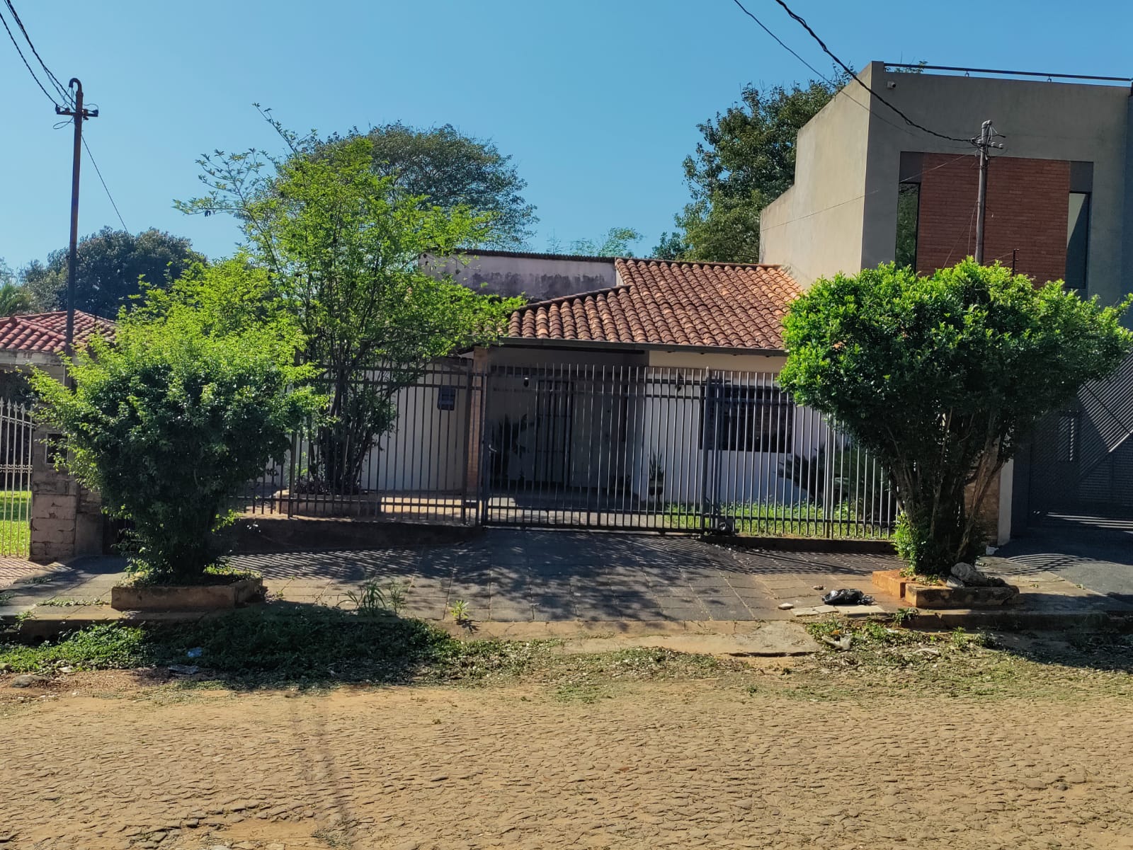 EN VENTA CASA CON PISCINA EN SAN LORENZO -SAN JOSE. Ref #P4A4CC - infocasas.com.py