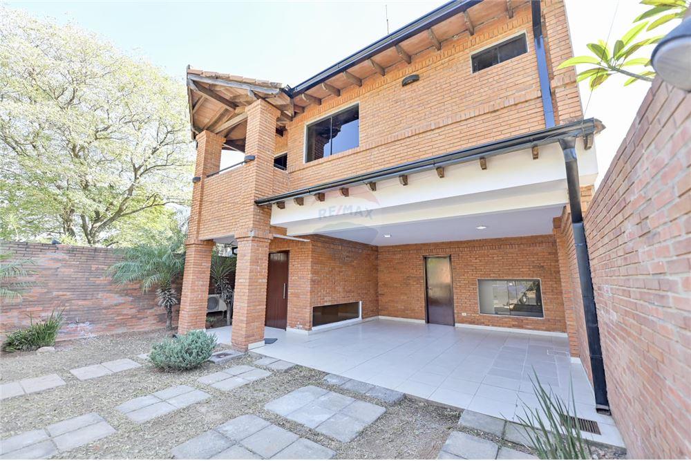 ALQUILO AMPLIA CASA CON PISCINA SOBRE LA Av. PERÓN. Ref #ZA53D4