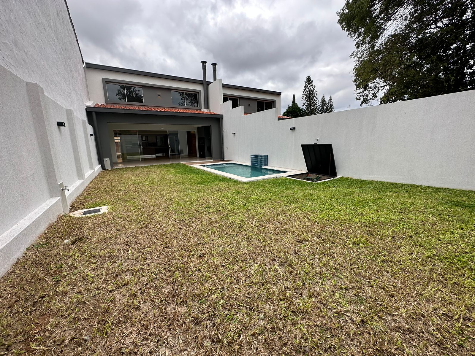 ALQUILO CASA PAREADA ESTILO MODERNO MINIMALISTA, A ESTRENAR. Ref #KFEA8F - infocasas.com.py