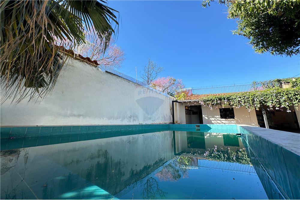VENDO AMPLIA CASA CON PISICINA EN LAMBARE . Ref #Q990F0 - infocasas.com.py
