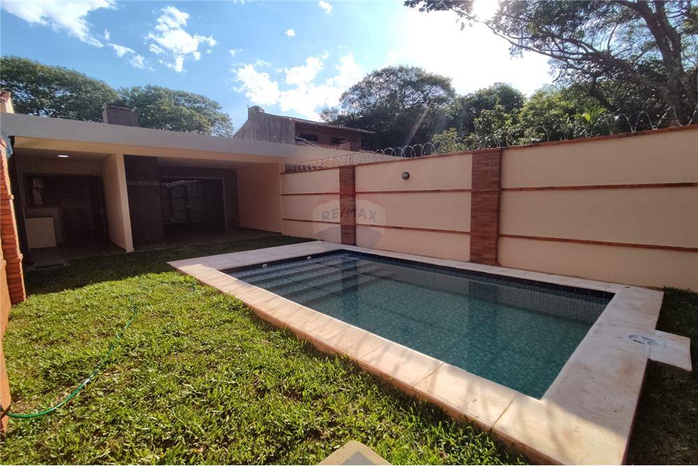 Alquilo hermoso duplex con piscina zona Pinedo Shopping. Ref #H83208 - infocasas.com.py
