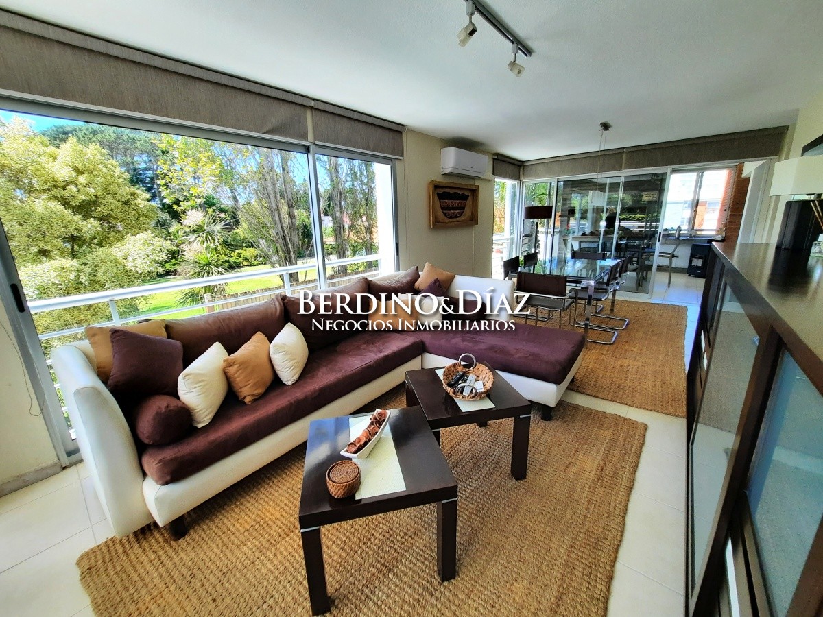 Apartamento 3 dormitorios Playa Mansa con parrillero propio. Ref # ...