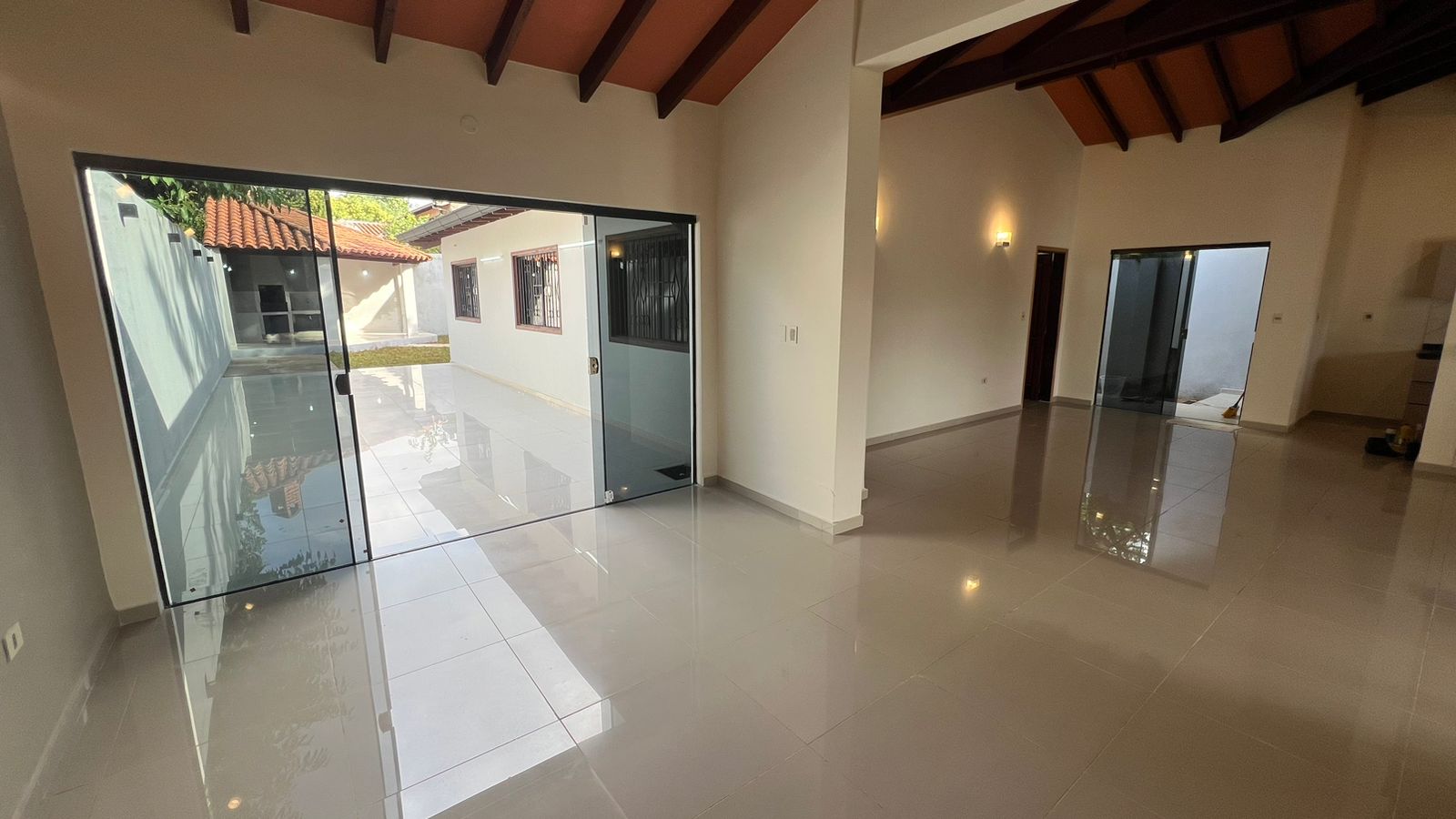 Amplia casa en la mejor ubicación de Luque. Ref #S36CE5 - infocasas.com.py