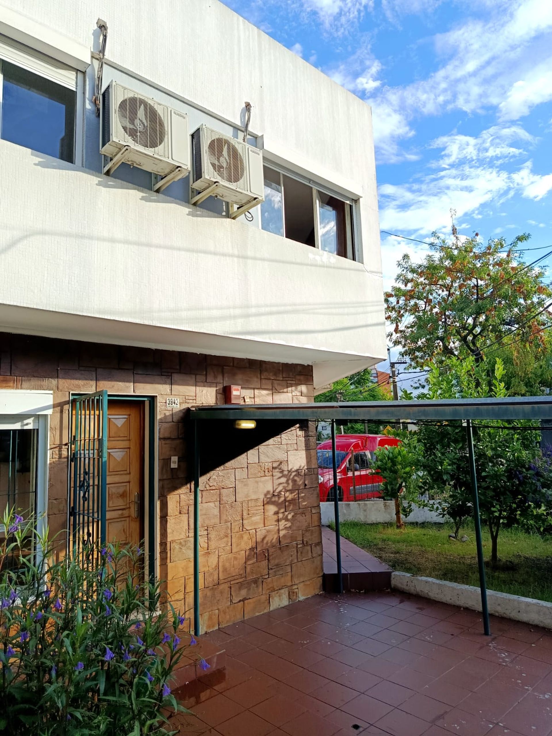 Venta Casa de 2 dormitorios + cochera en Buceo. Ref #J6A8F8
