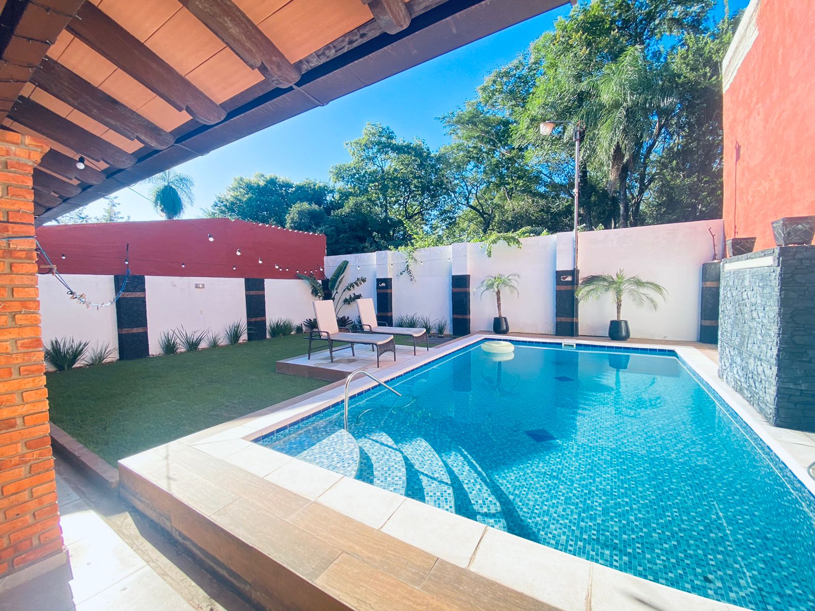 VENDO HERMOSA RESIDENCIA CON PISCINA EN SAN LORENZO . Ref #J5A9D4 - infocasas.com.py