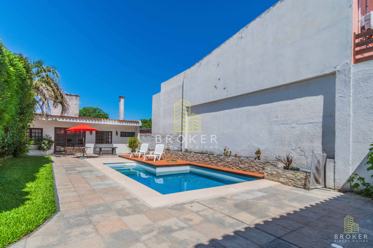 venta casa 3 dormitorios mas servicio y piscina en punta gorda, Montevideo. Uruguay. Ref #JD9E5E