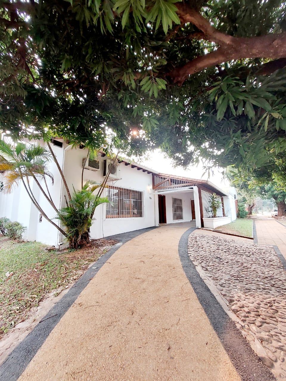 Alquilo Casa De 5 Dormitorios Con Piscina En Barrio Manora , COD 042. Ref #B6BEDA - infocasas.com.py