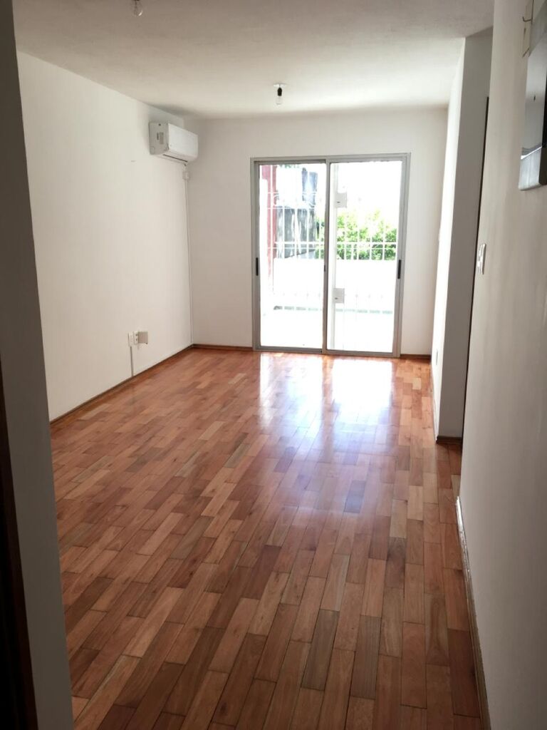 Gran Oportunidad Con Garage A Pasos De Rivera Y Ponce!!!. Ref #X2E433 - infocasas.com.uy