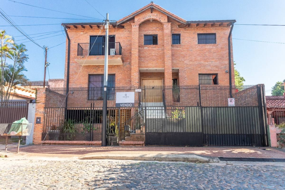 VENDO AMPLIA Y HERMOSA RESIDENCIA EN LOS LAURELES. Ref #B27A73 - infocasas.com.py