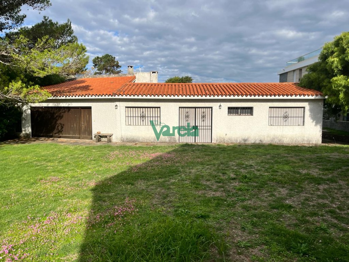 Venta casa, Punta Gorda, 3 dormitorios, 2 baños, garage x 2. Ref #C3588A - infocasas.com.uy