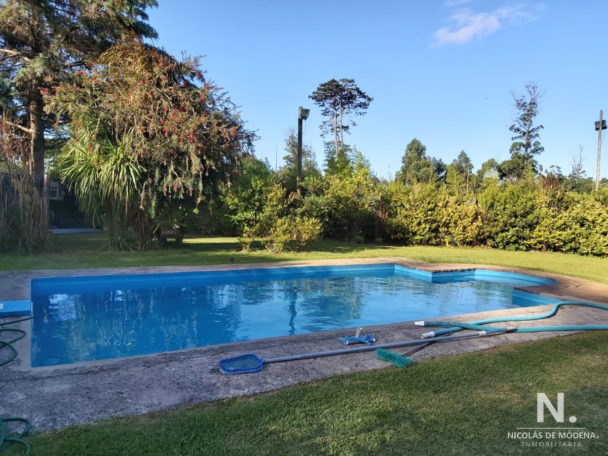 Hermosa casa en venta en Beverly Hills de 5 dormitorios con piscina y parrillero. Ref #K5D753 ...