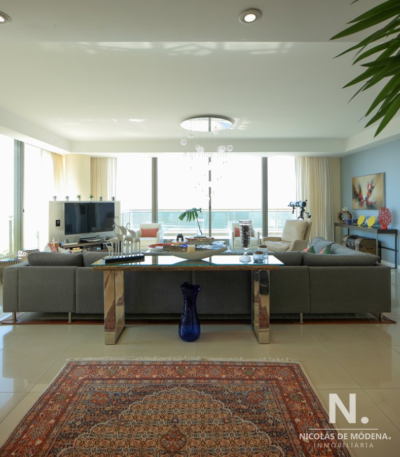 Espectacular y único. Con vistas frontales a la Playa Brava. Torre ...