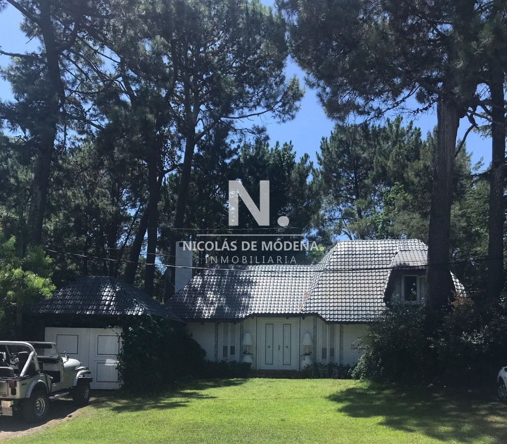 Chalet de 4 dormitorios, piscina y parrillero en alquiler. Zona ...