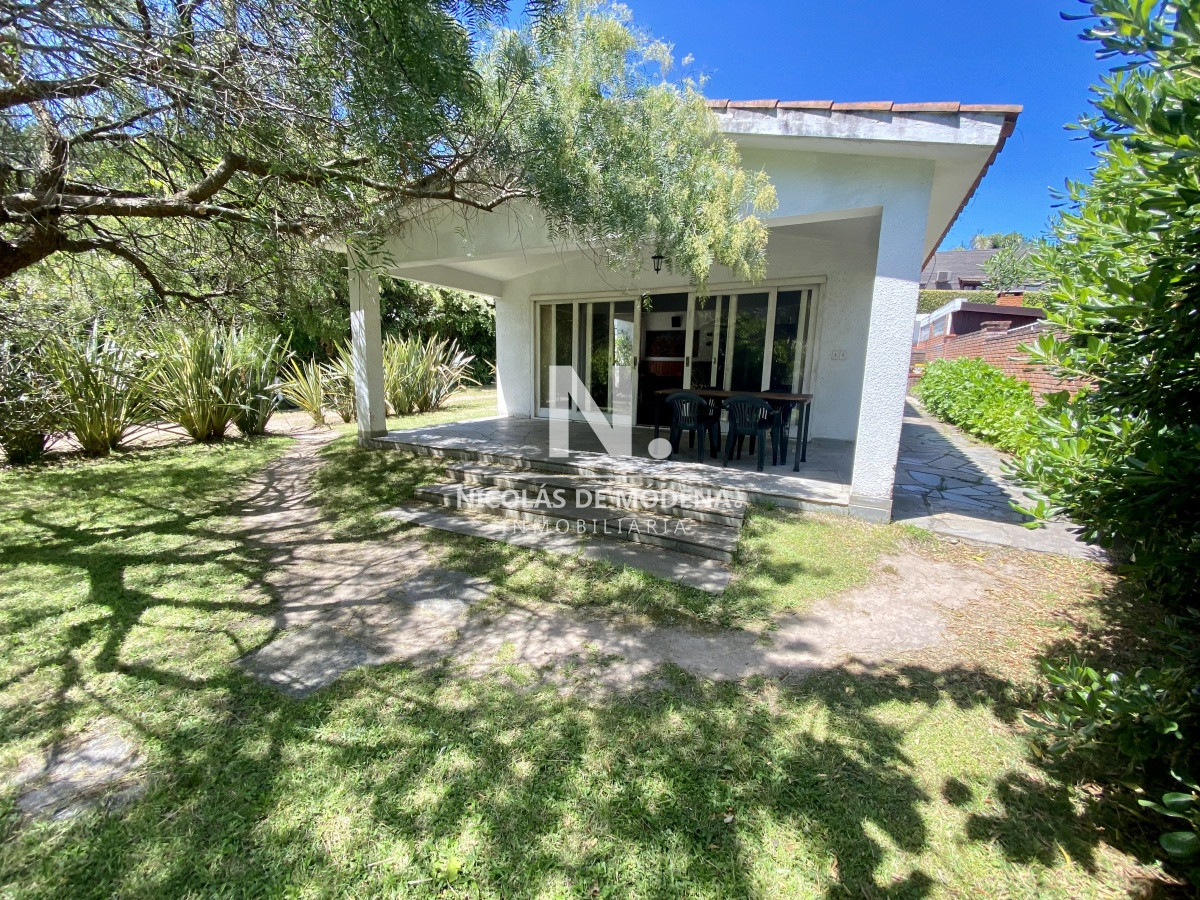 Venta casa 2 dormitorios más dependencia playa mansa Punta del Este. Ref #AAD325 - infocasas.com.uy