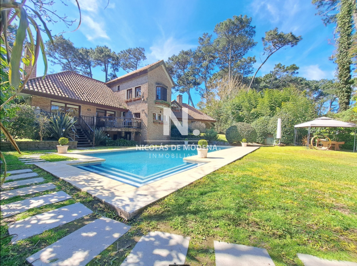 Amplia Casa con piscina en San Rafael , Punta del Este. Ref #UF7DB3