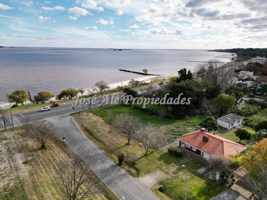 EN VENTA CASA A METROS DE LA RAMBLA COSTANERA, COLONIA. Ref #Y1299B