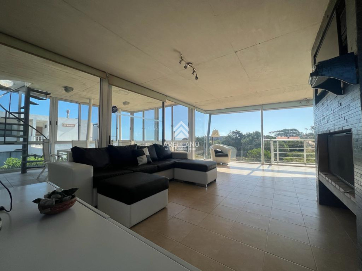Venta Chalet a pasos del mar. Amplia, Piscina - Loto de Cristal. Ref #Z1E69F - infocasas.com.uy