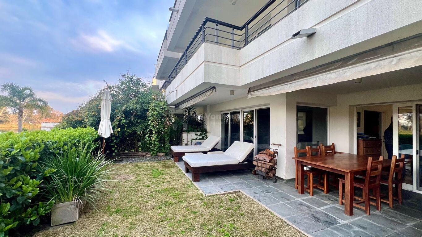 Apartamento de 3 dormitorios + servicio sobre el lago de Av. de las ...