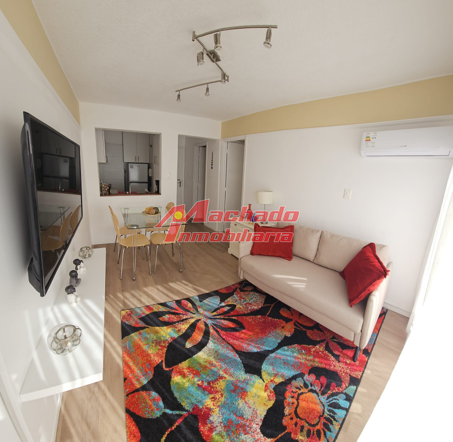 Apartamento en venta en Peninsula a 100 mts de la rambla - Reciclado - Edificio Club del Mar ...