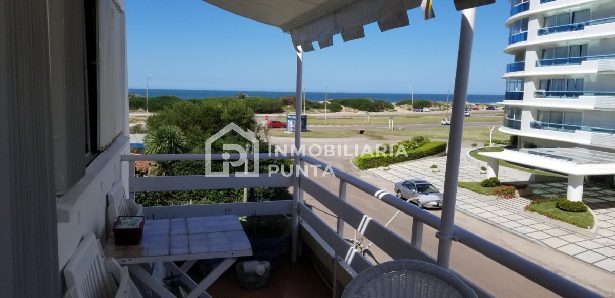 Apartamento de 2 dormitorios a pasos del mar!! zona Brava con balcón y vista al mar. Ref #IE1CCE