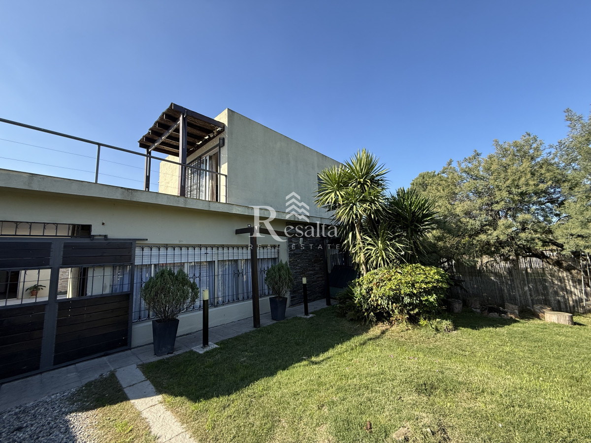 VENTA CASA CON PISCINA 3 DORMITORIOS LOMAS DE SOLYMAR. Ref #MB0A4D