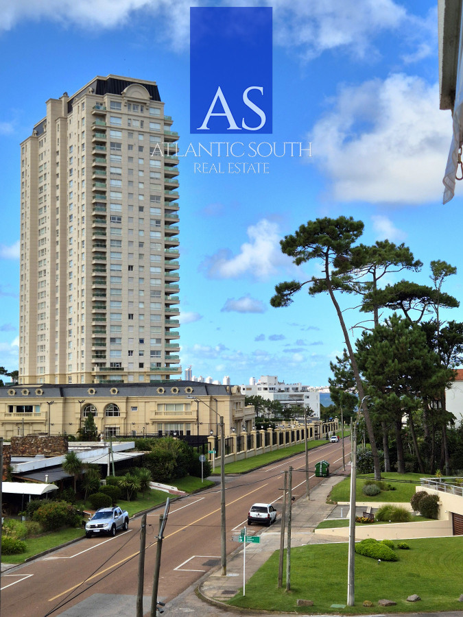 Apartamento 2 Dormitorios 2 baños terraza y garage a metros del mar en Playa Mansa Punta del ...