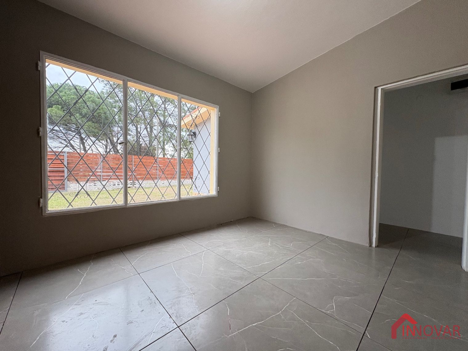 ALQUILER CASA 2 DORMITORIOS MAS ESCRITORIO COCHERA PARRILLERO ESTUFA Y PATIO EN LAGOMAR SUR. Ref ...