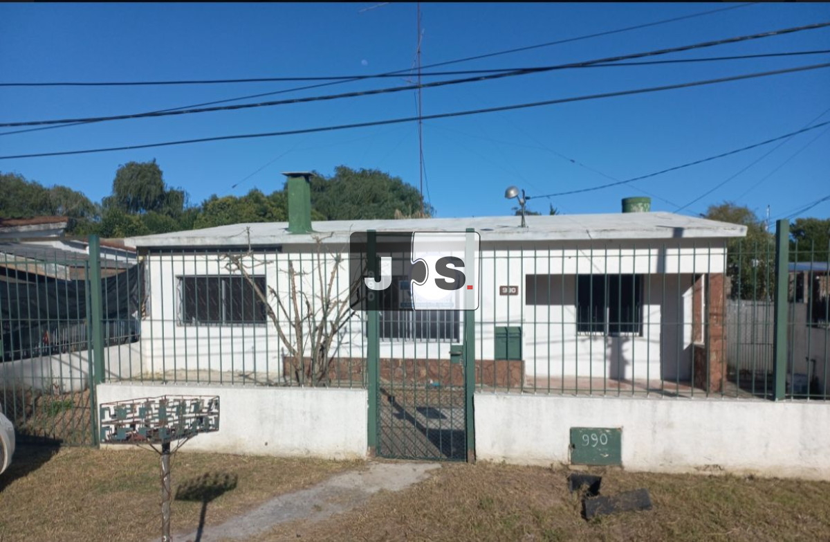 Vendo casa, en las Piedras 2 dormitorios, patio con parillero. Ref #HA8433