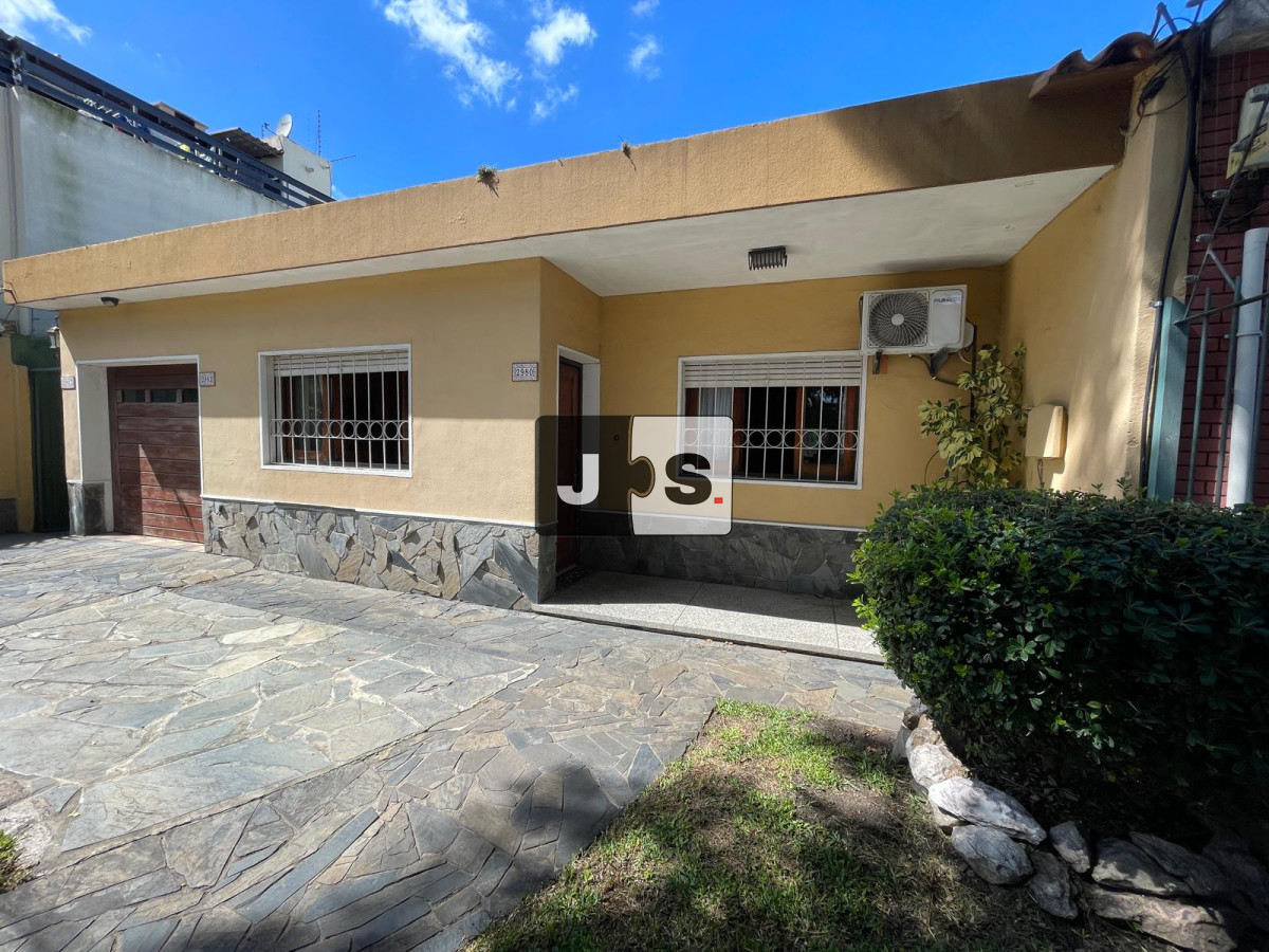 Venta Casa 2 Dormitorios, 1 baños, Parrillero, Patio interno, Lavero La Blanqueada. Ref #W88475