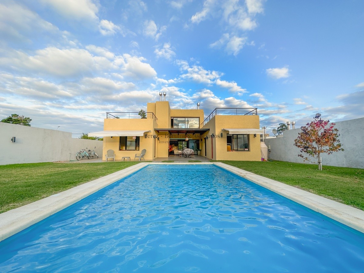 Casa con vista a Laguna del Diario, 3 dormitorios más dependencia y piscina. Ref #O810B3 ...
