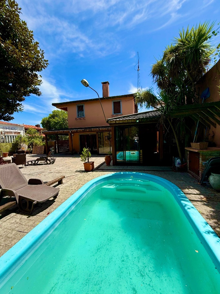 IMPRESIONANTE casa con piscina ,toda una esquina a pasos Parque Batlle. Ref #A958B5 - infocasas ...