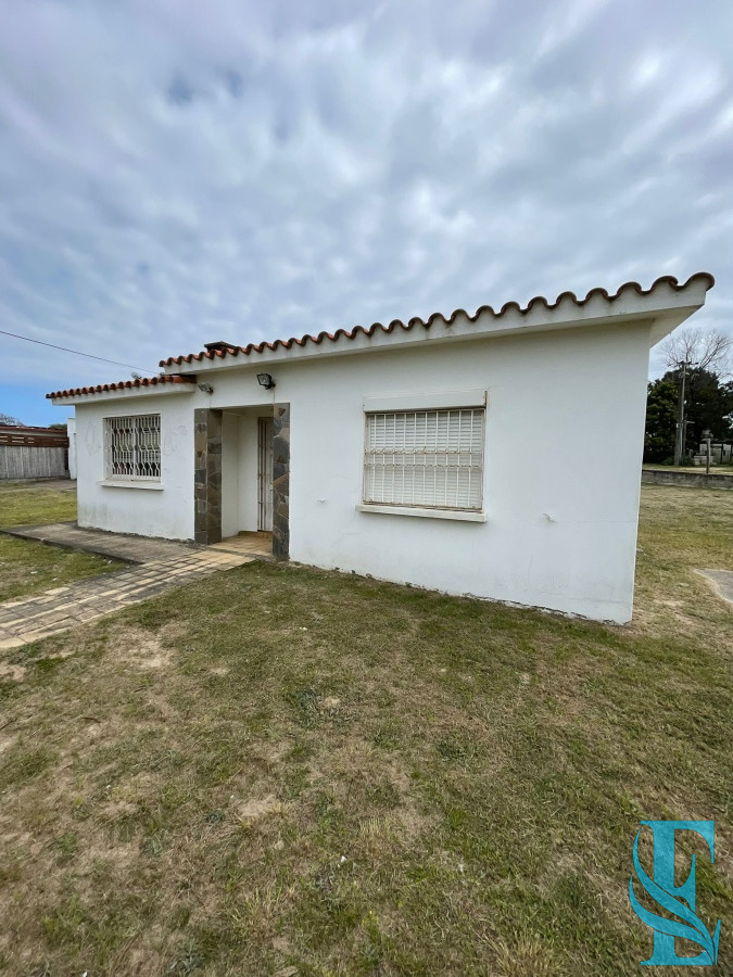 Venta Casa En Excelente Punto Con Gran Terreno Esquinero. Ref #A5ED02 - infocasas.com.uy