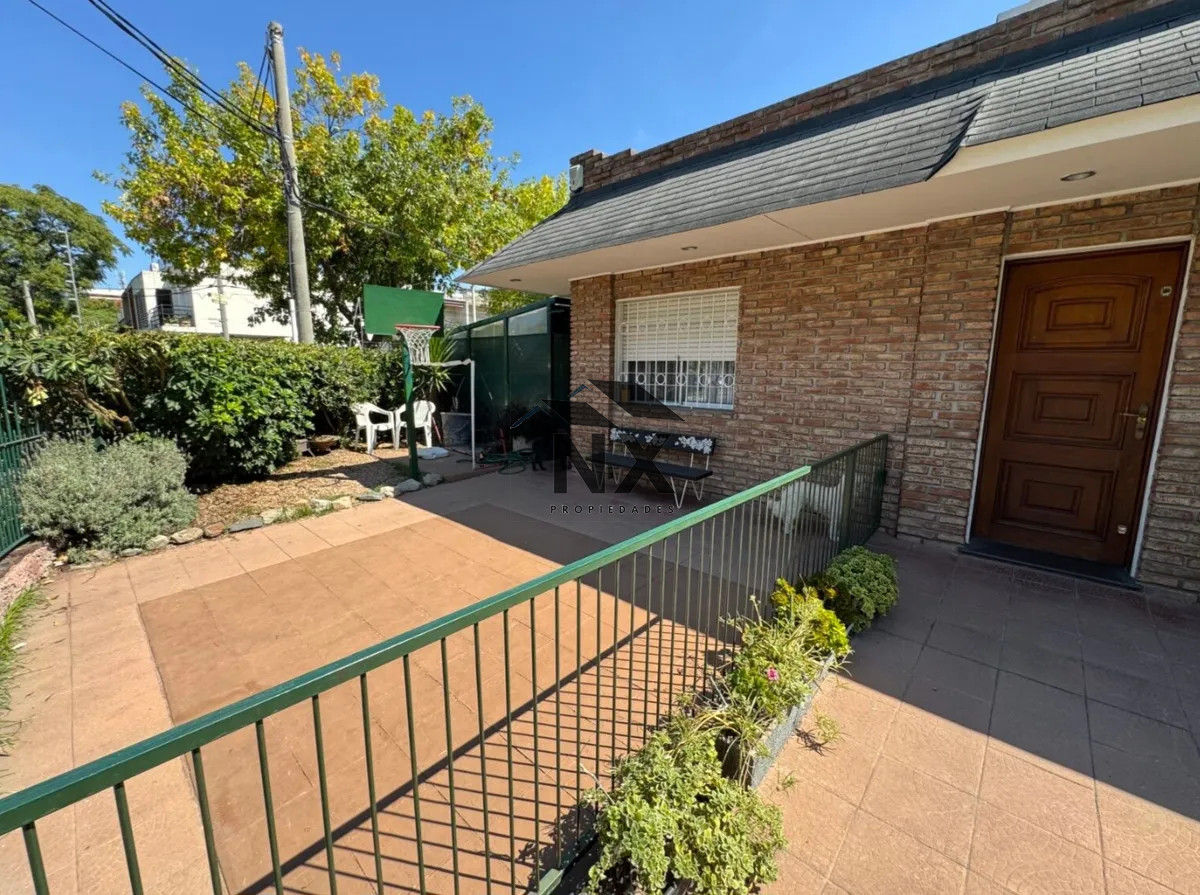 Venta Casa 3 Dormitorios Parrillero en Patio 2 Garage Malvin, T. Ref #I96D38