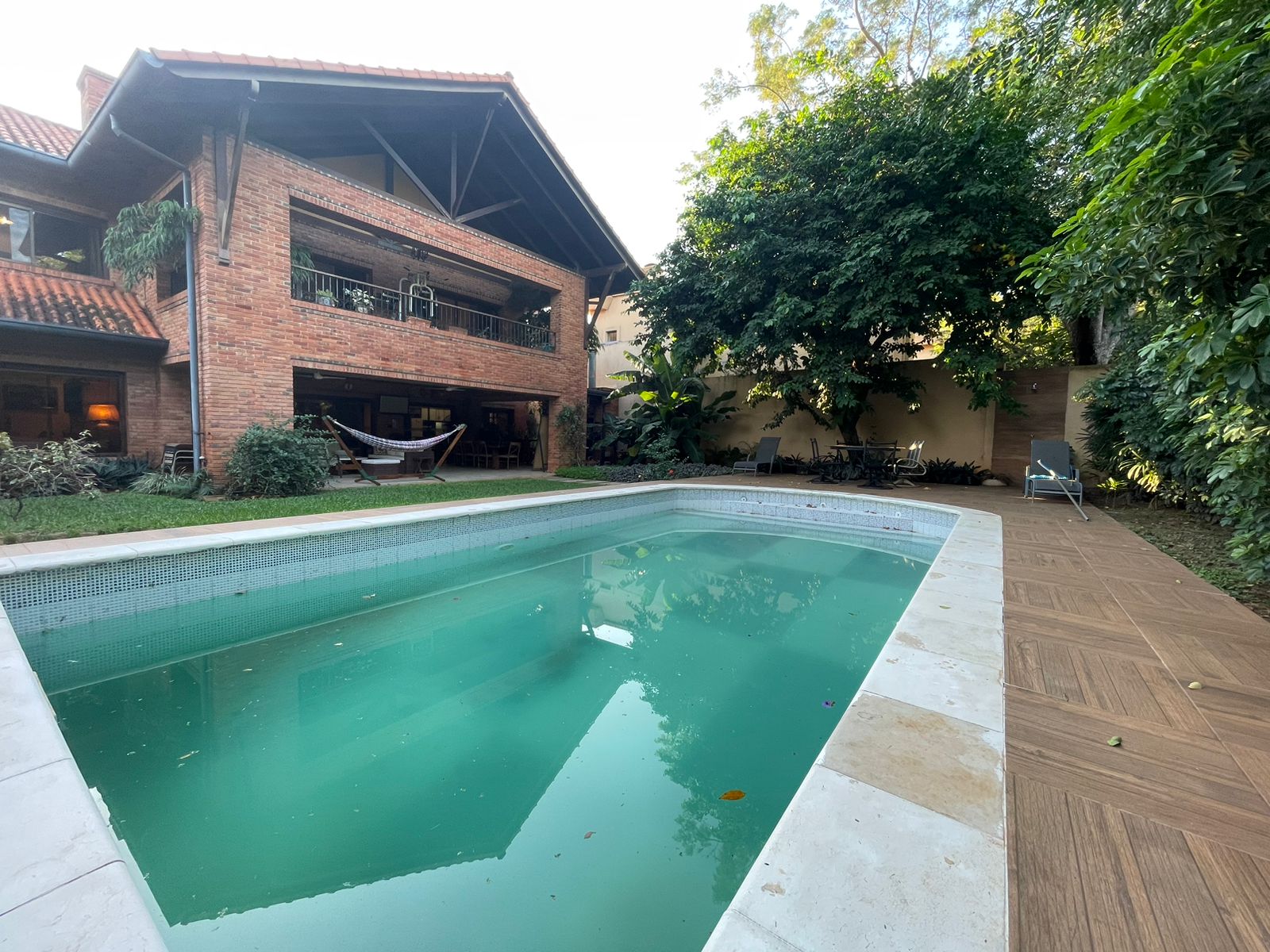 Vendo hermosa y amplia residencia en barrio cerrado . Ref #X21092 - infocasas.com.py