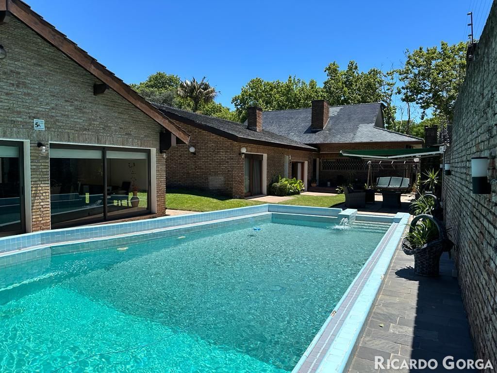 La mejor casa del Prado!!! 3 dormitorios + servicio, cocheras, fondo, piscina. Ref #M89E19 ...