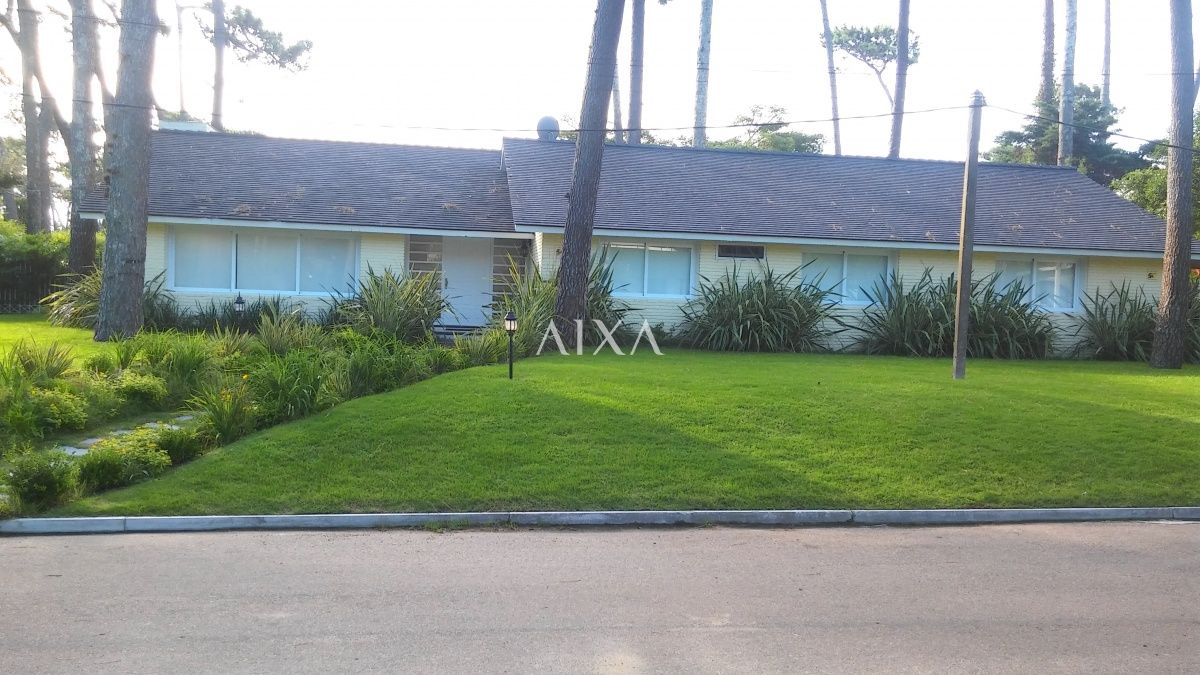 Venta Casa 4 dormitorios y servicio con piscina - Playa Mansa. Ref #RCB085 - infocasas.com.uy