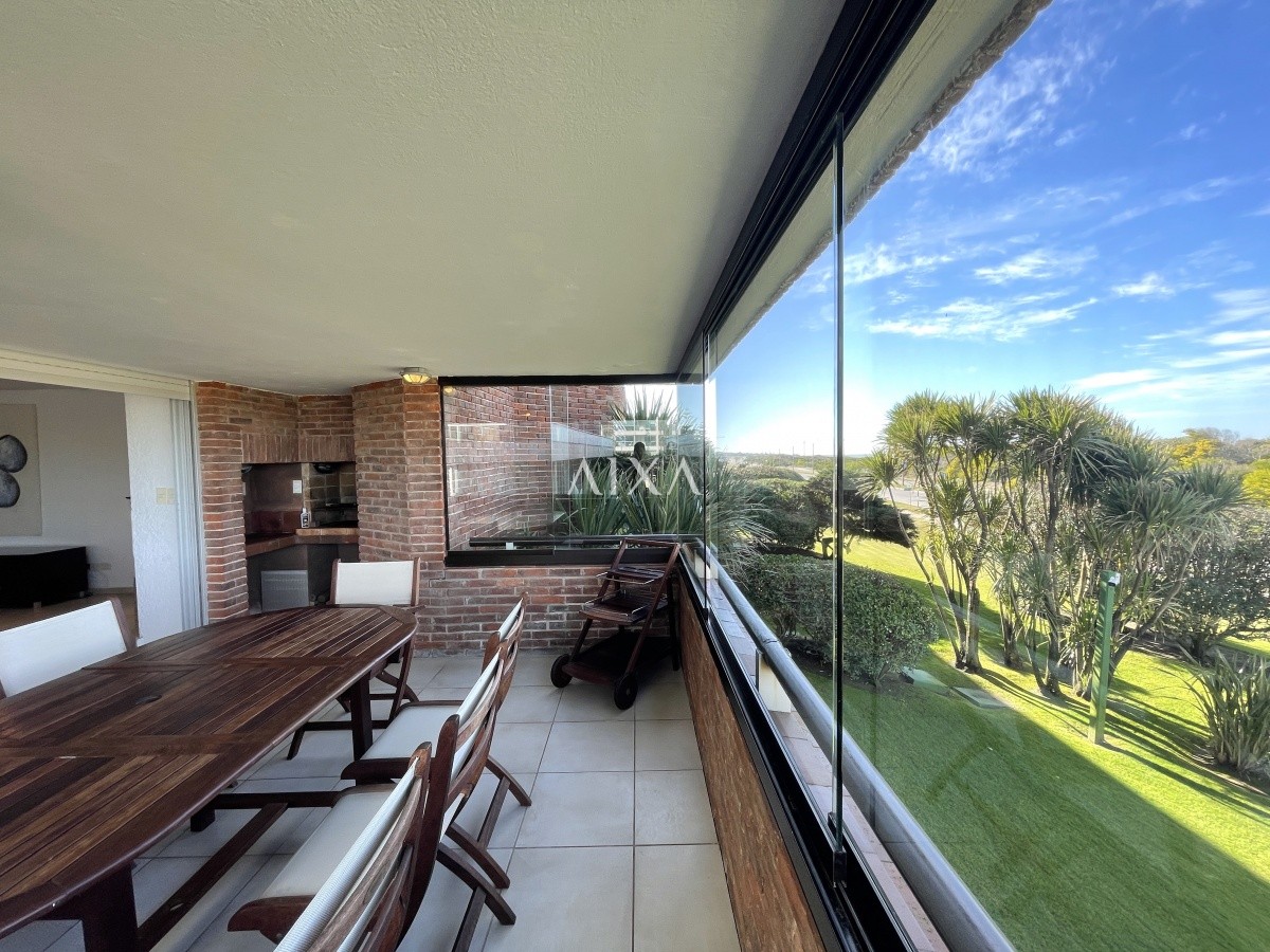 Venta apartamento 3 Dormitorios y servicio Playa Brava- Parrillero Propio. Ref #AC3152 ...