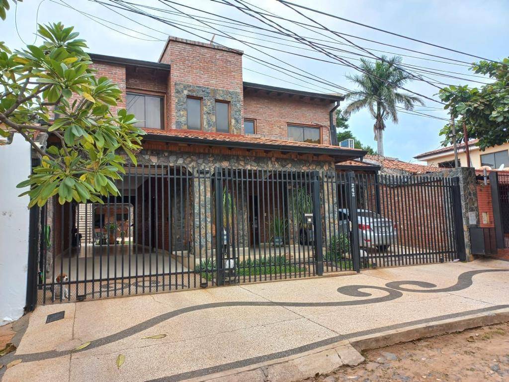 Vendo Casa de 5 dormitorios pileta 380 m2 en Barrio Mburucuyá. Ref #E4AD0A - infocasas.com.py