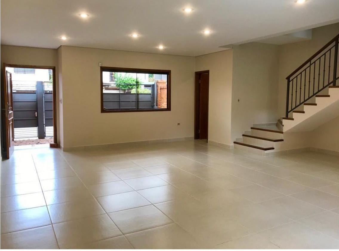 VENDO DUPLEX AMPLIO EN BO. VILLA AURELIA. Ref #A923E6 - infocasas.com.py