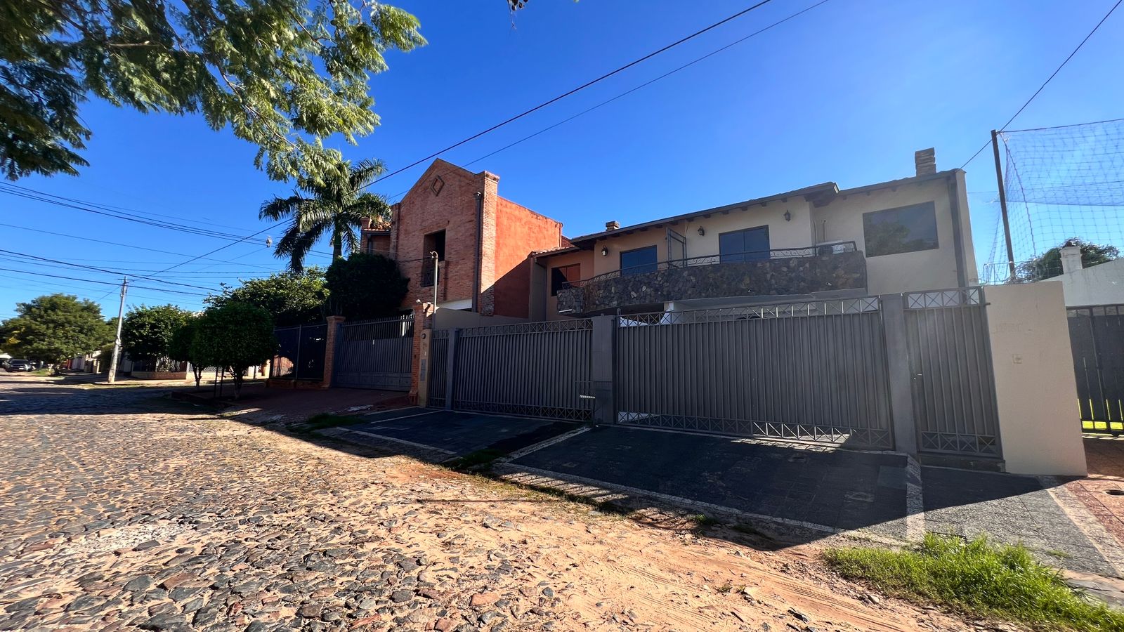 ALQUILO CASA DE 3 HABITACIONES + AREA DE SERVICIO EN BARRIO JARA. Ref #P20E75 - infocasas.com.py