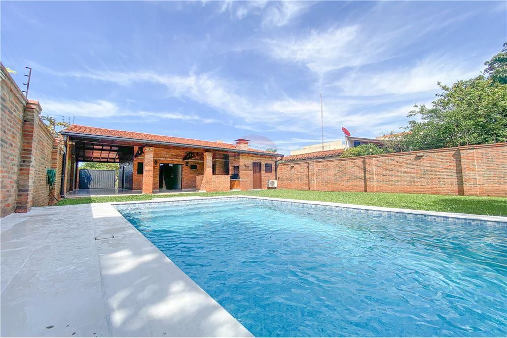 HERMOSA CASA CON PISCINA ZONA AEROPUERTO. Ref #W56440 - infocasas.com.py